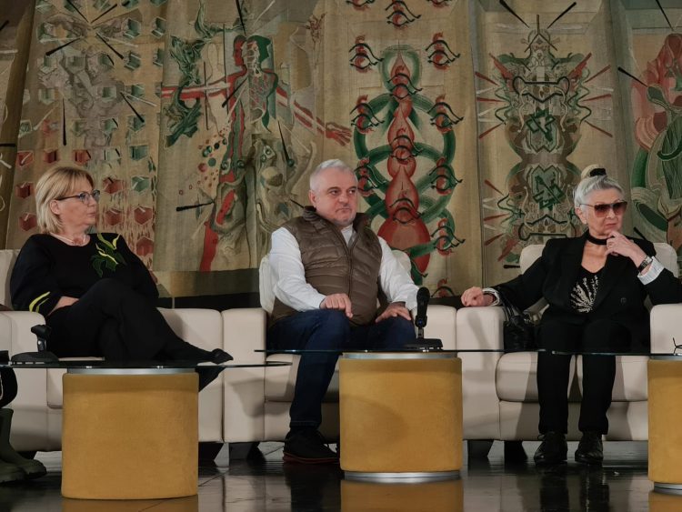 Aplauze pentru poet / A Hand for the Poet - Literatura de azi